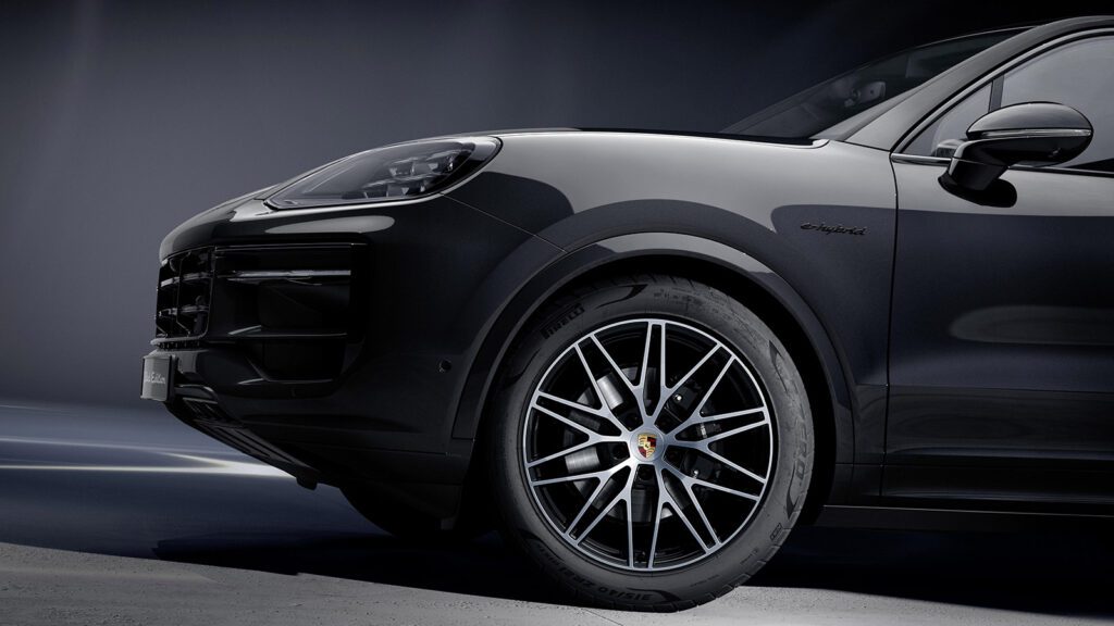 Een Porsche Taycan en Cayenne Black Edition is niet altijd zwart - Auto ...